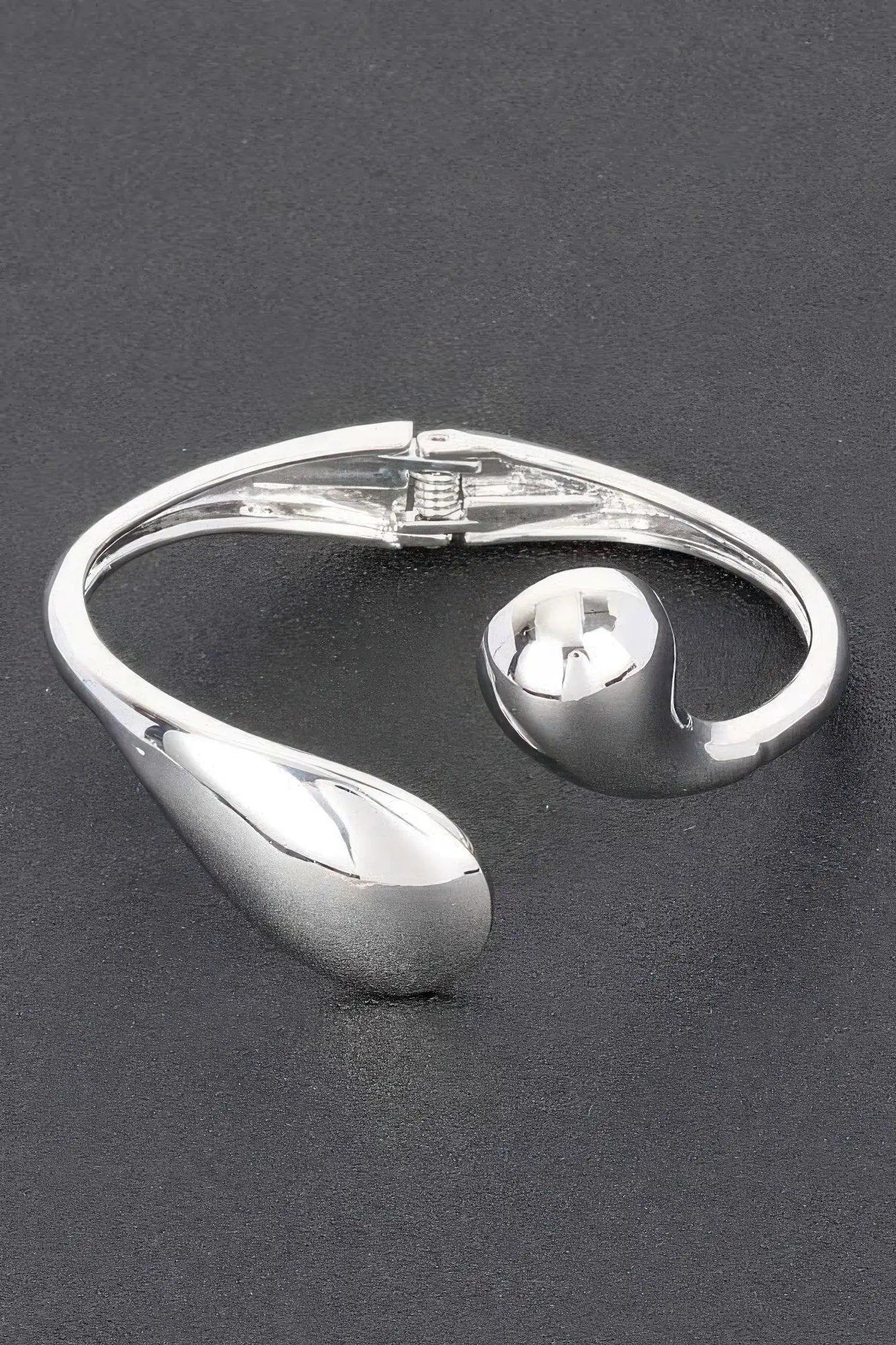 Metal Spring Hinge Cuff – AMIClubwear